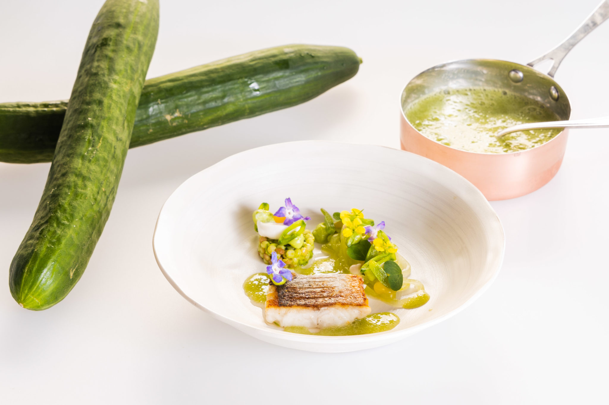 Wilde zeebaars met salade van komkommer - De Kromme Dissel
